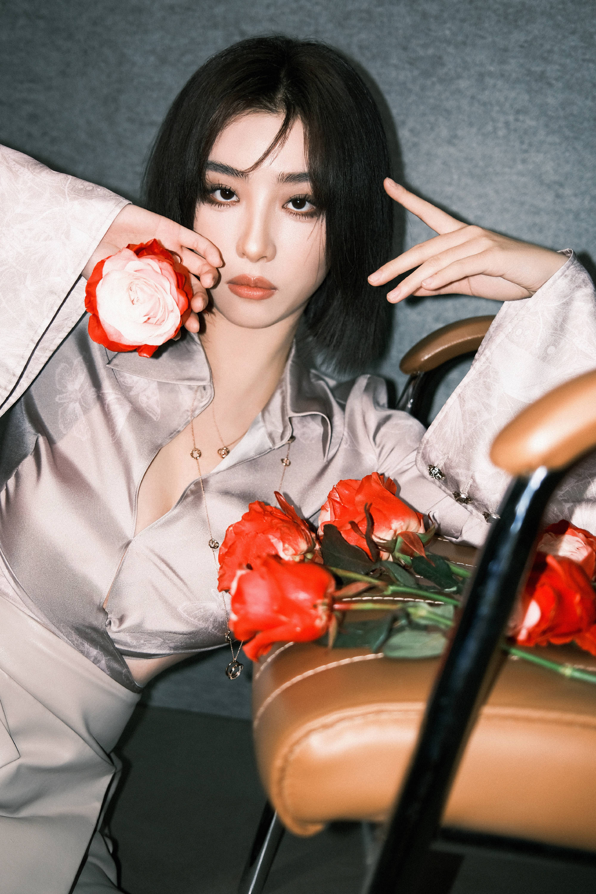 Zhao Xiaotang's neat short hair and a deep V skirt, his career line is ...