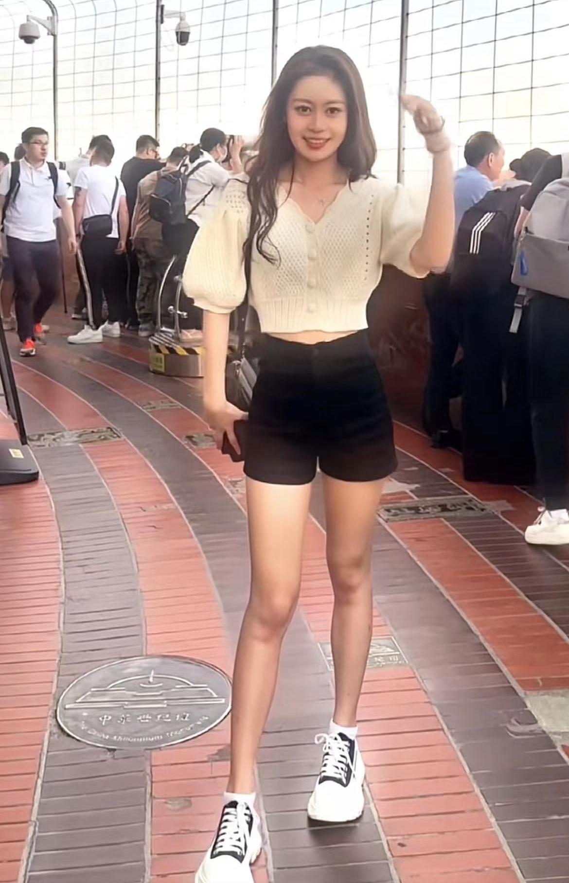 From mansions to barbecues, explore Song Xiaofeng's family life and his daughter's journey to ...