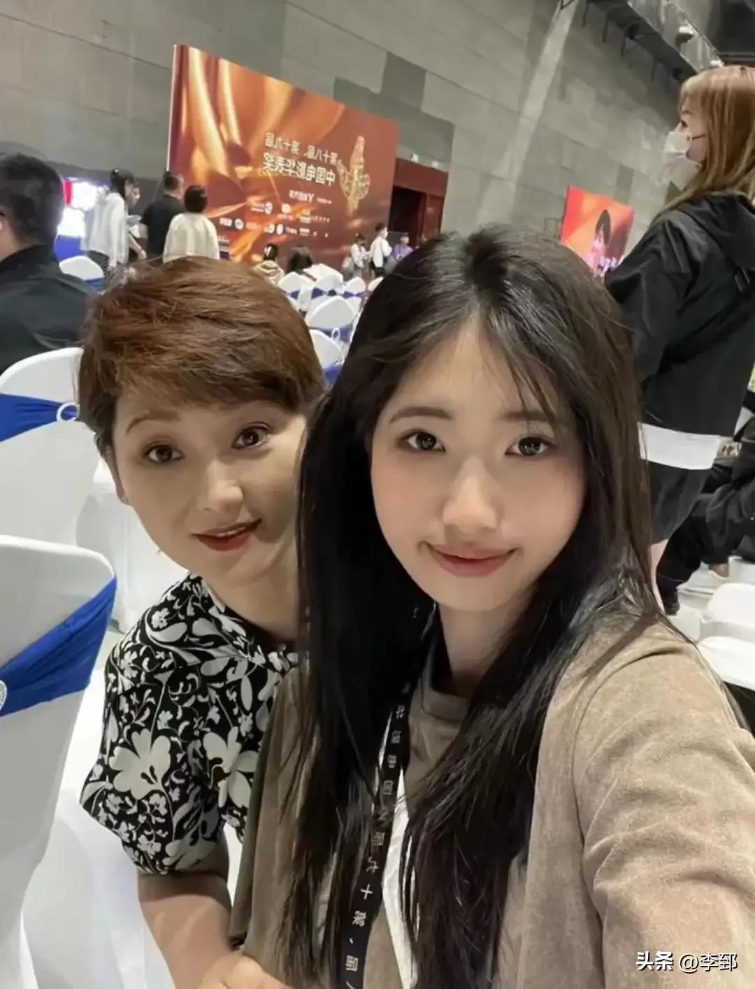 17-year-old Xu Duo was brought to the red carpet by Feng Xiaogang and Xu Fan, and netizens said ...