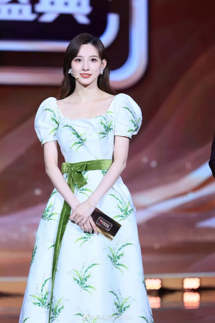 Cute pinch! "World Soccer" host Ma Fanshu - iNEWS