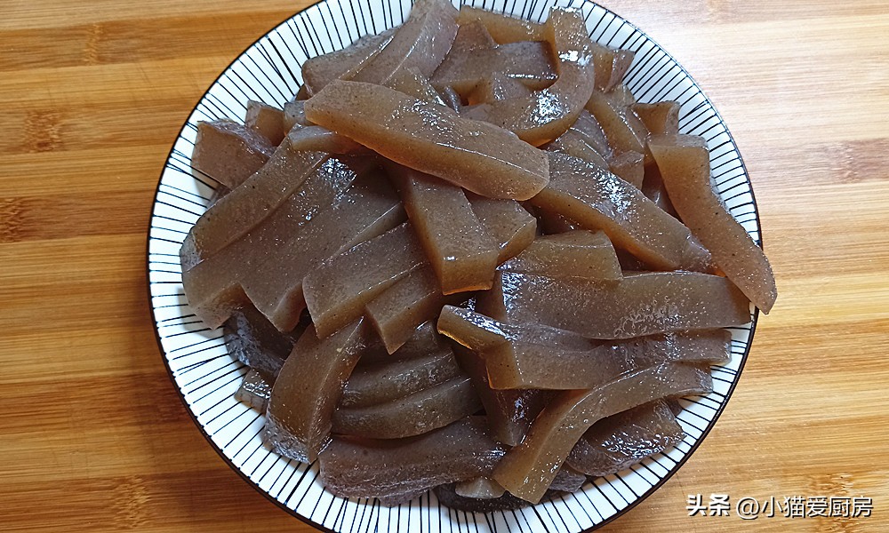 This is the traditional Sichuan dish of konjac roast duck, which is ...