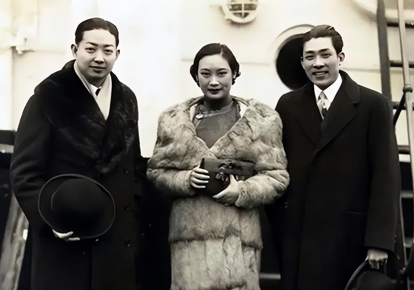 In 1989, Hu Die died at the age of 81. When she was dying, she smiled ...