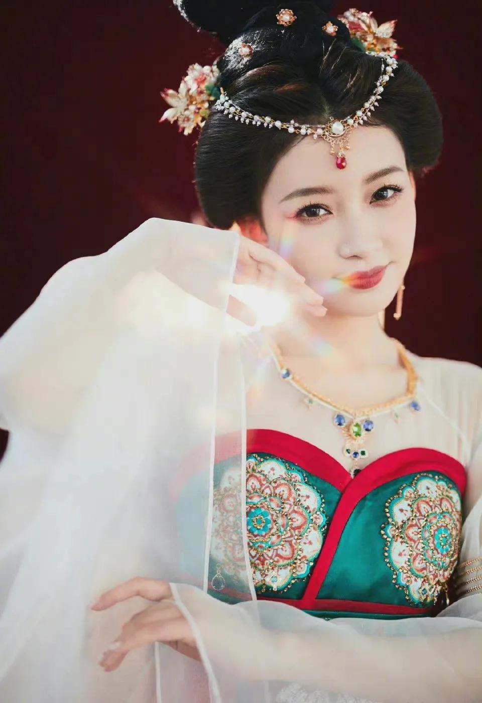 Sun Yiguo style stage - iNEWS