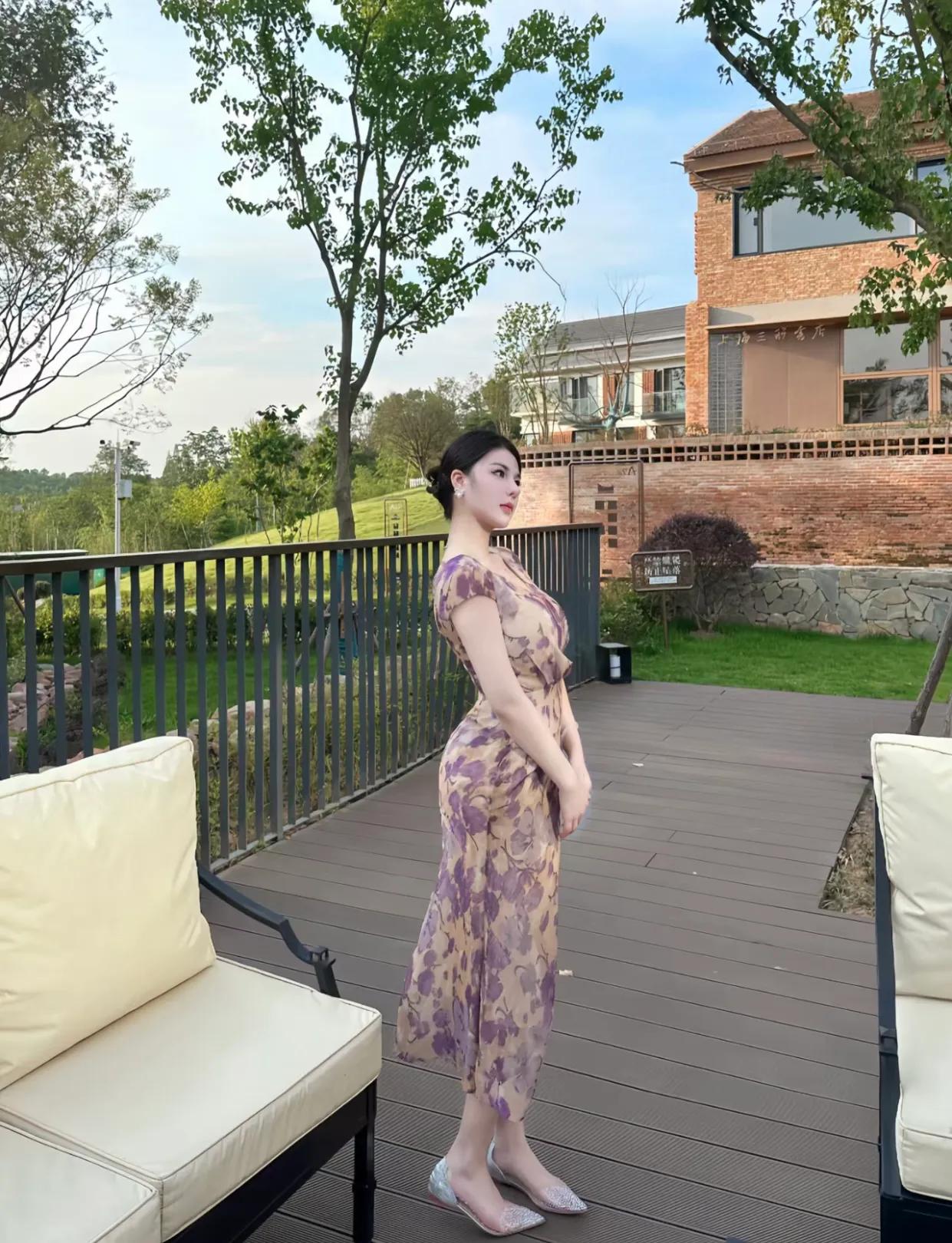 Ms. Yuyu wears outfits and takes pictures - iNEWS