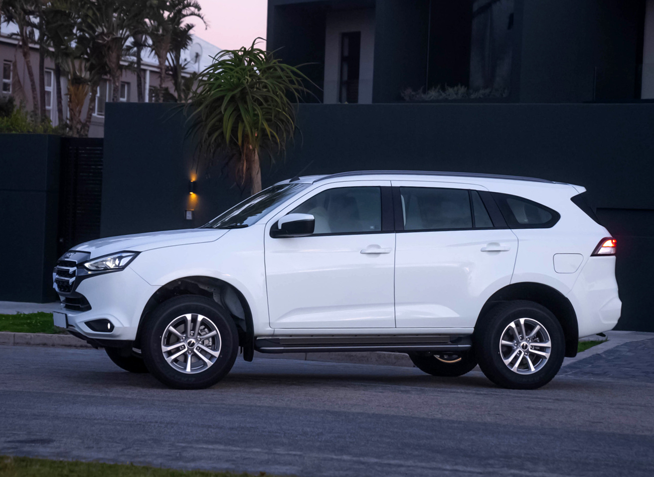 The new Isuzu new mu-X real car, the appearance is very domineering, 2 ...