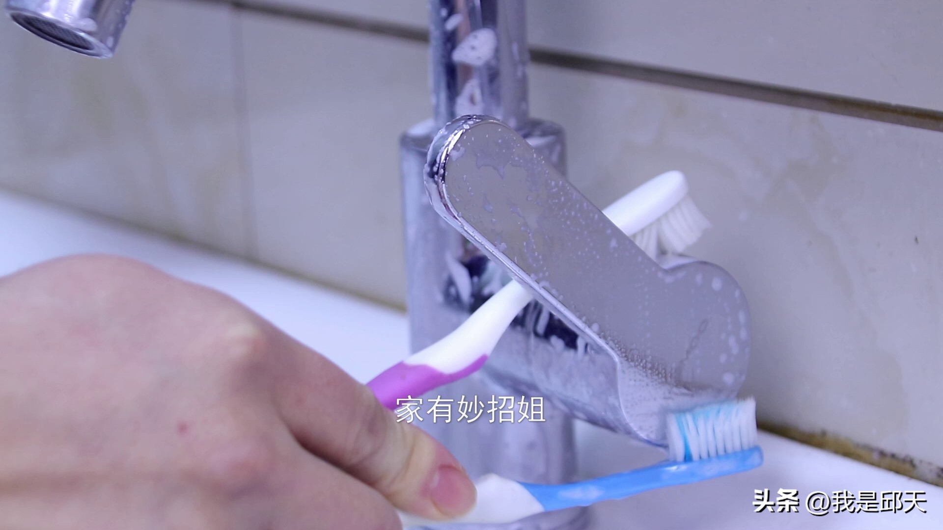 Don't throw away the old toothbrush, use a lighter to burn it, it ...
