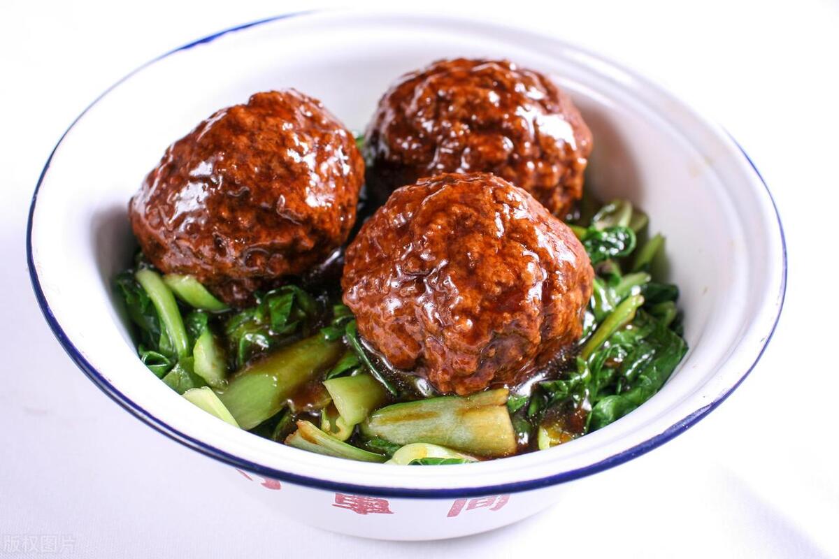 Braised lion head, the meat is tender and juicy, so you can't stop ...
