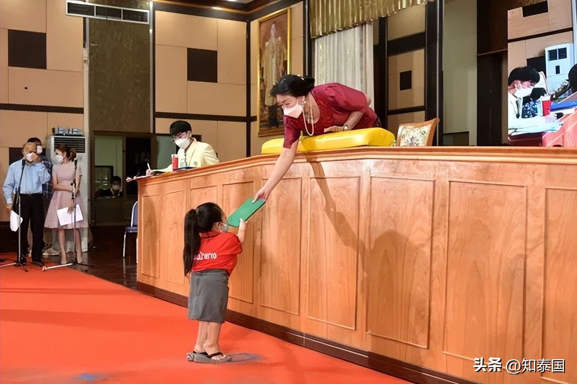 Thai inspirational!Only 92 cm tall, disabled student in Thailand ...