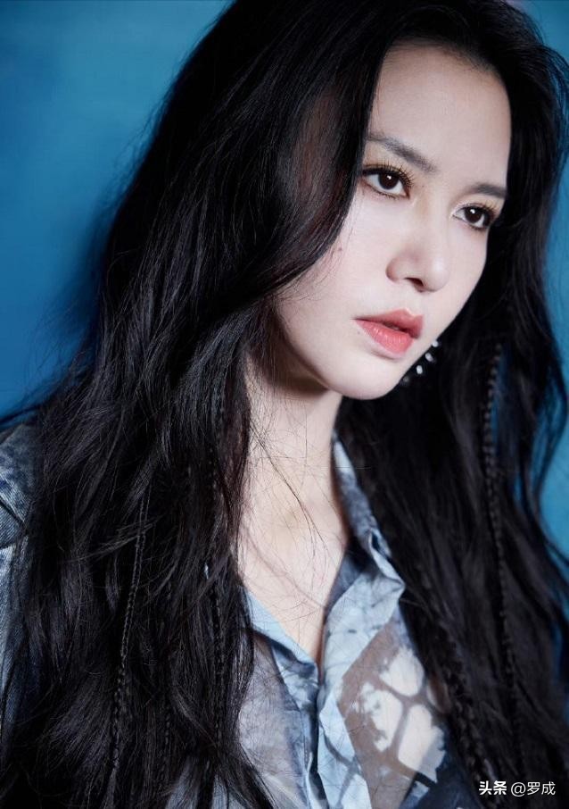 It turns out that he married Tan Weiwei! Known as the "ageless male god ...