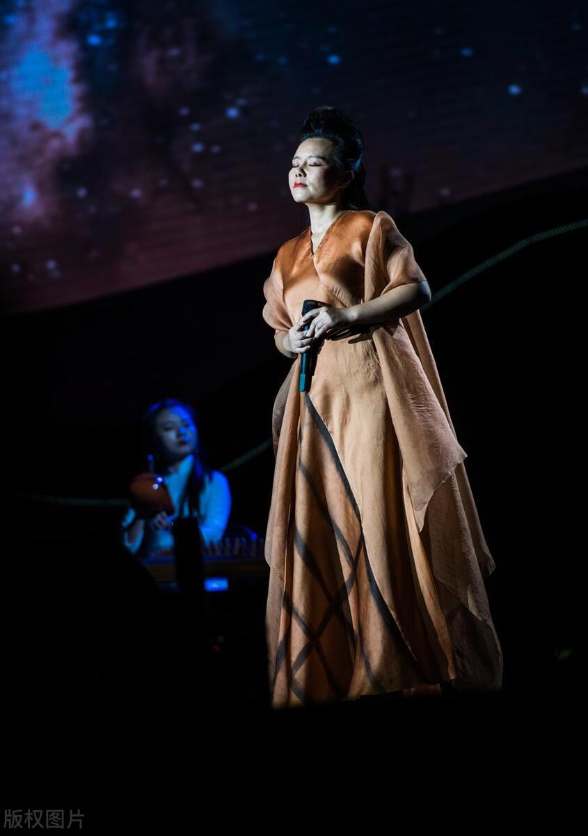 47-year-old Gong Linna became popular again! Shake hands with the years ...