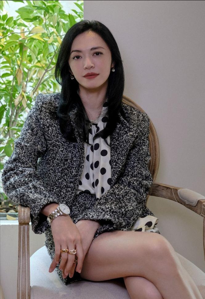 Yao Chen has a pair of perfect long legs - iMedia