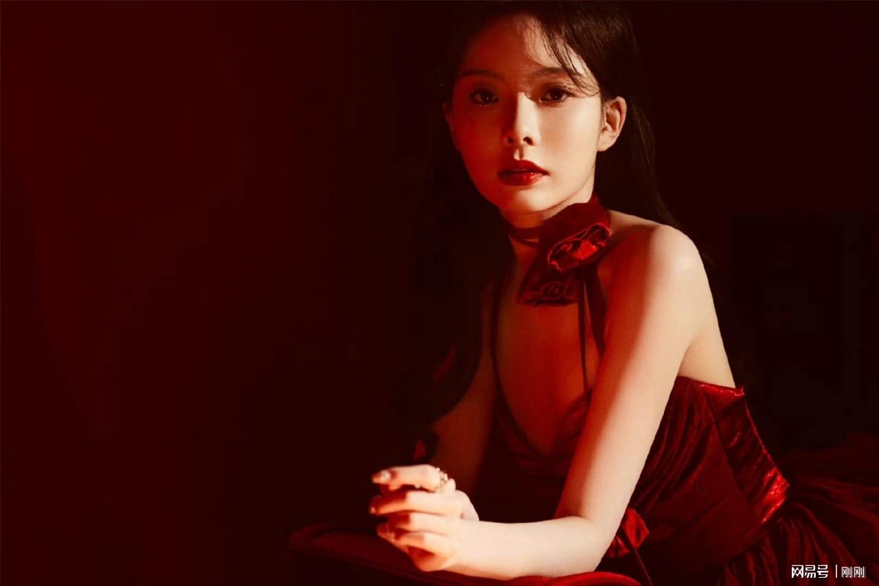 Charming Red Chen Zhuoxuan - iNEWS