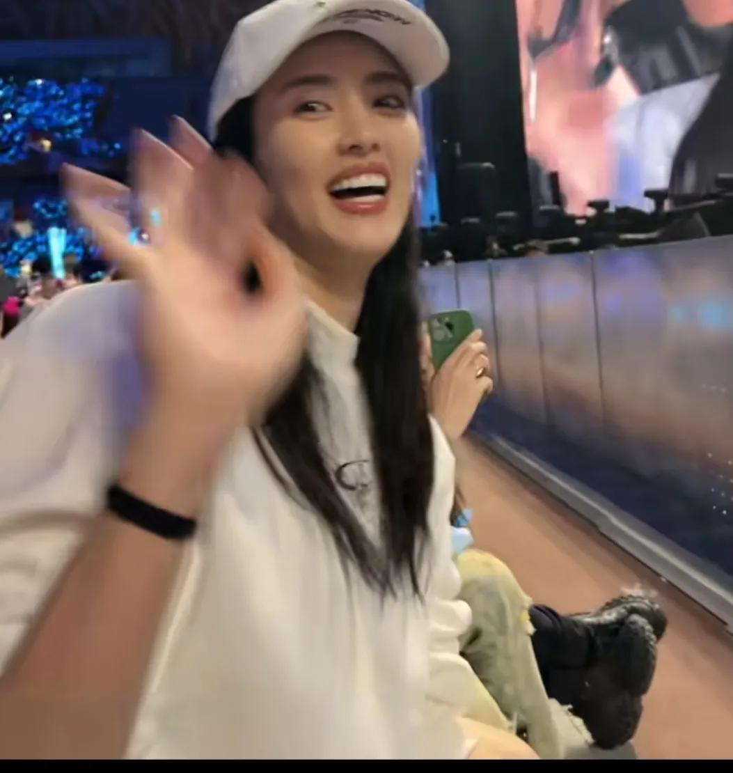 Beautiful goalkeeper Zhao Lina appeared at Joker Xue's concert in Jinan ...