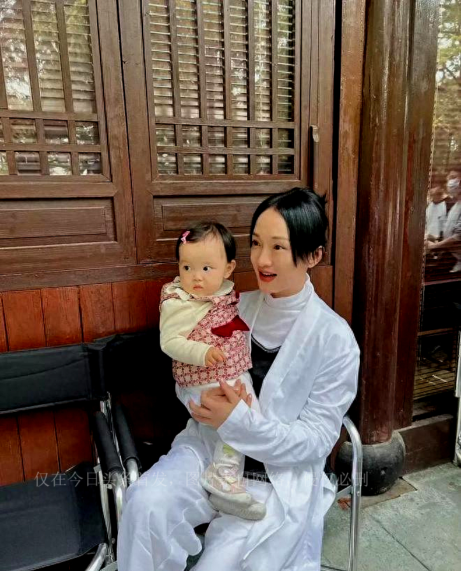 Photos of 48-year-old Zhou Xun holding her baby revealed that she looks just like a woman ...