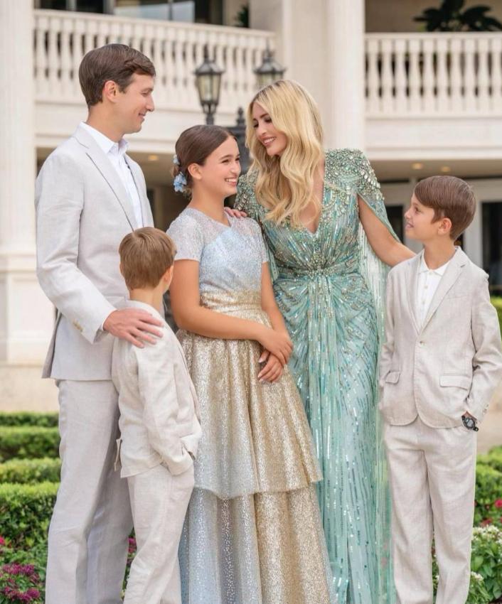 Ivanka and her daughter are in the same frame, the green dress is fresh ...