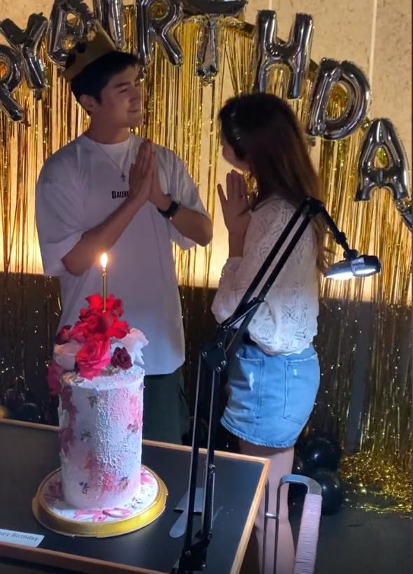 Medina celebrates her husband's birthday, Jiang Chao is kissed by his ...