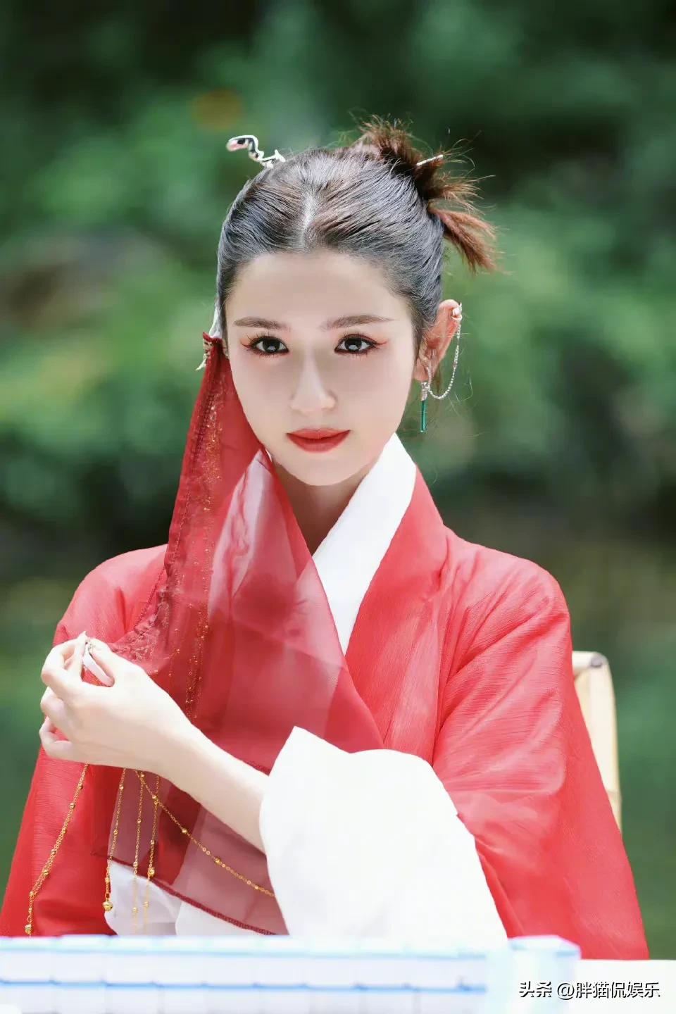 Hanikzi is dressed in a red costume, incarnates a heroic and beautiful ...