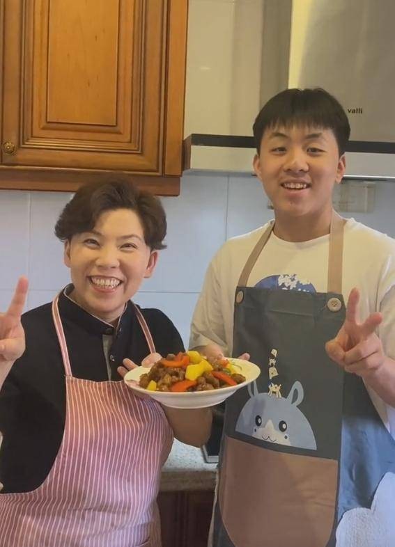 Deng Yaping posted a warm video of the family!Husband rarely shows up ...