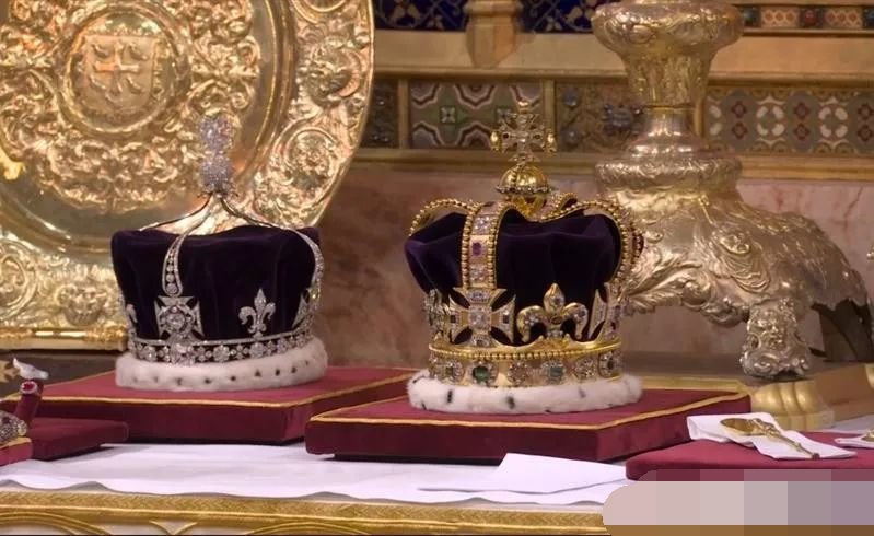 What are the extraordinary features of the two crowns and one tiara at ...