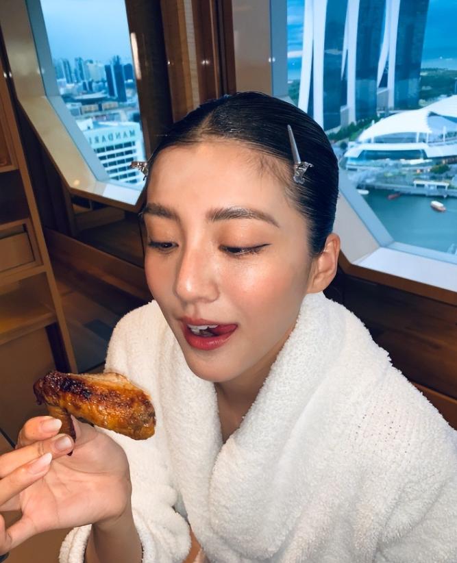 30-year-old Karena Wu: Beside a wealthy boyfriend for 5 years without a ...