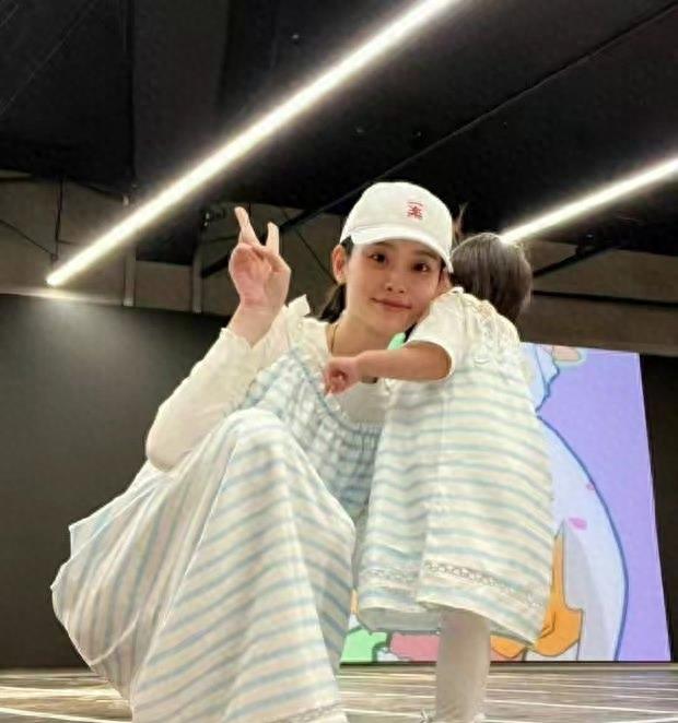 Xi Mengyao and Liang Anqi participated in the event together. They wore ...