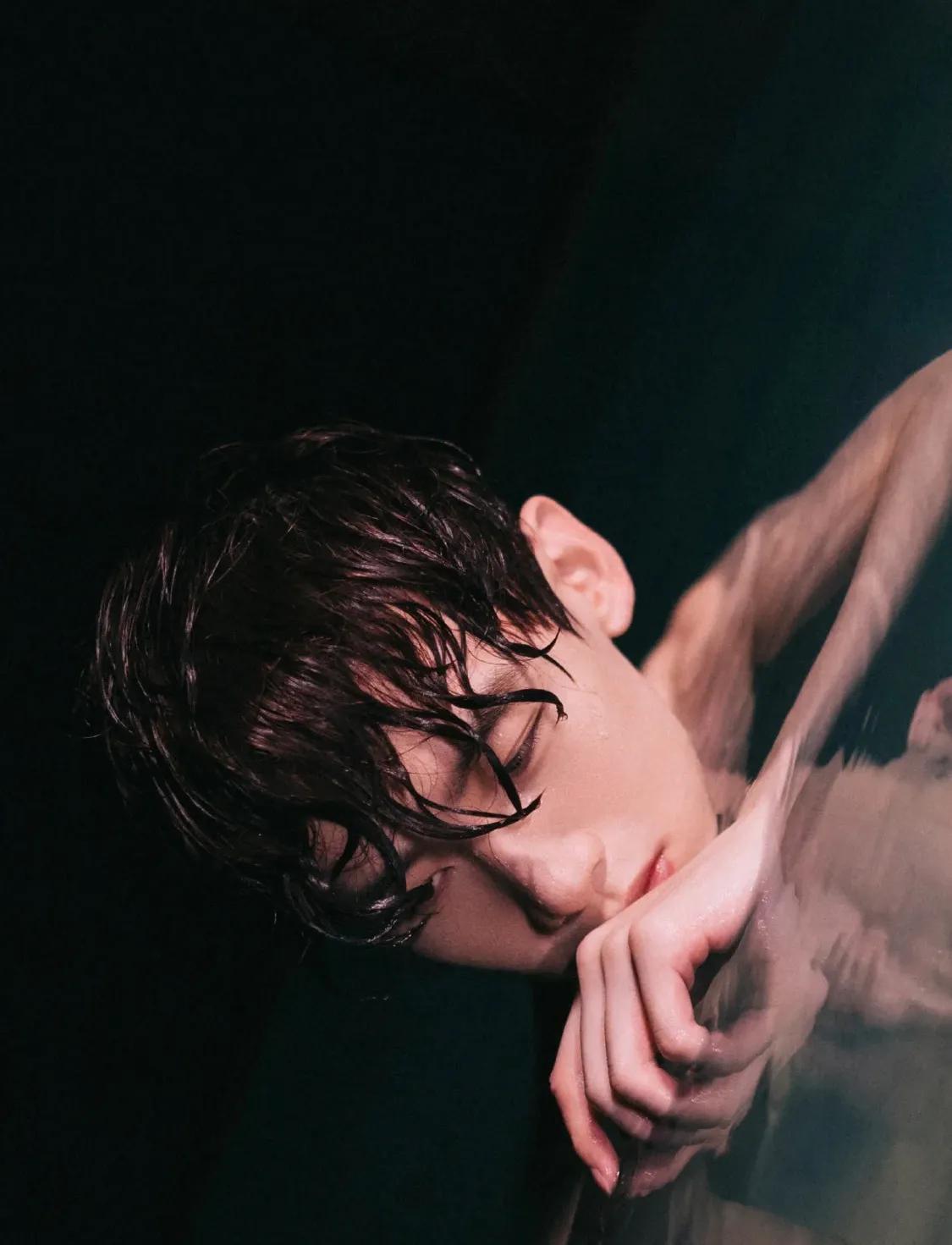 The young Bai Jingting in the water - iNEWS