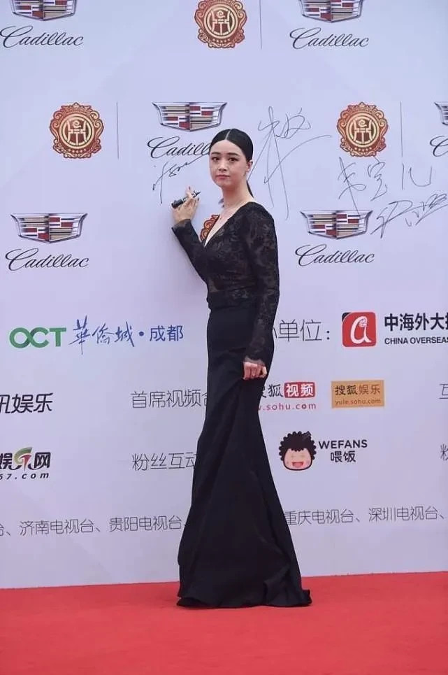 Jiang Xin has a plump figure but dares to wear it. The dress is high ...