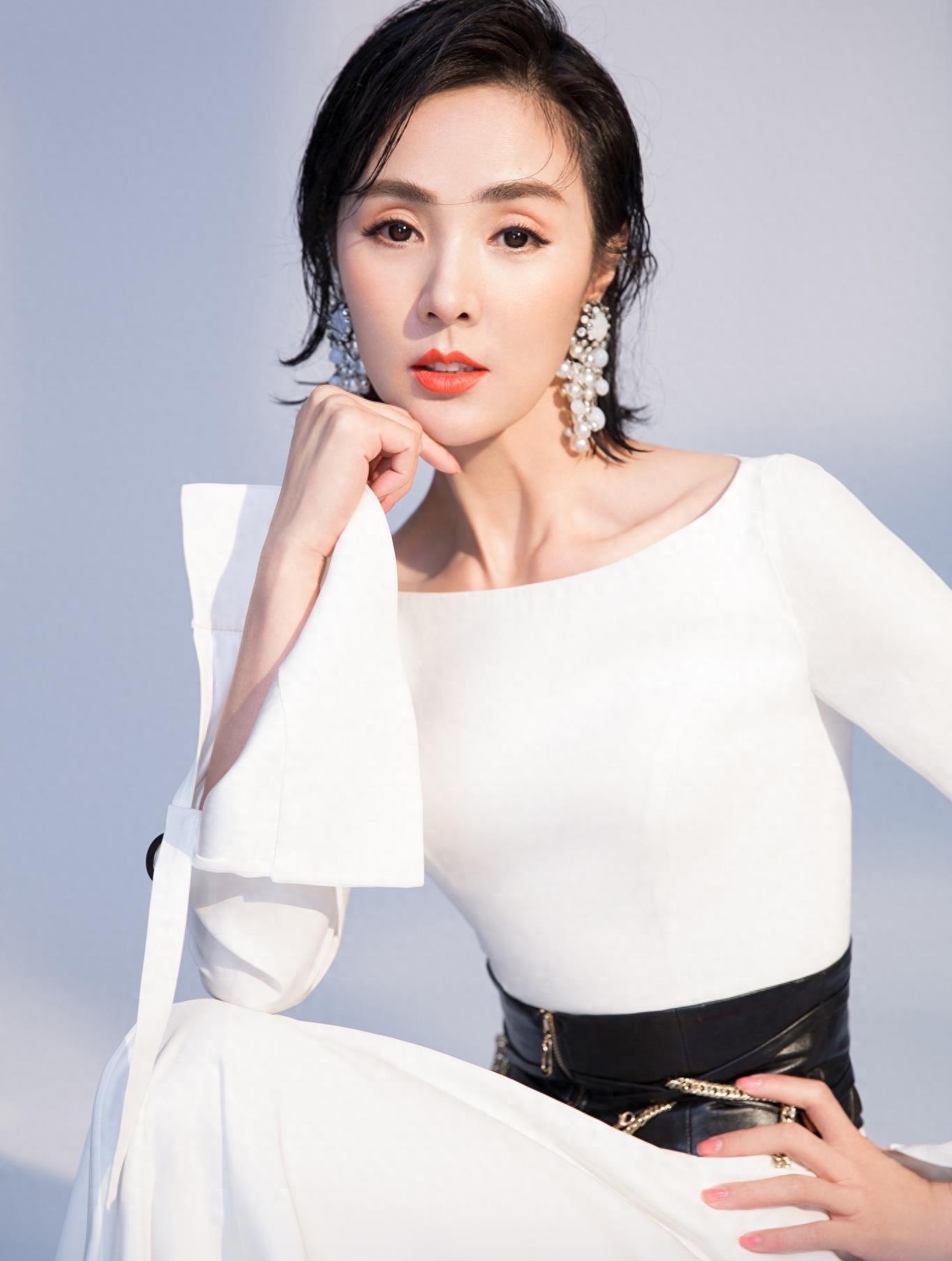 She is the widow of Jiang Wen's affair, and she shows her "become famous immediately after ...