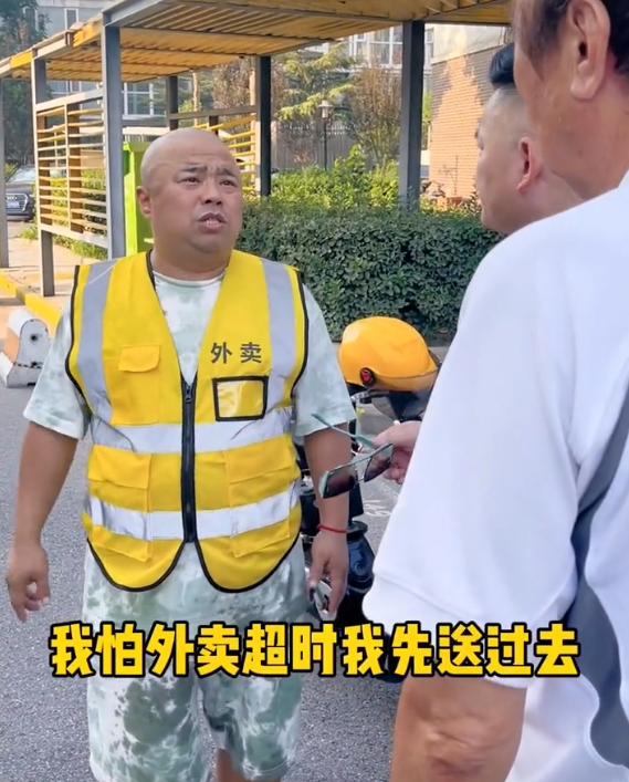 65-year-old Feng Gong made a rare appearance, limping with weak legs and feet, Zeng Diaowei was ...