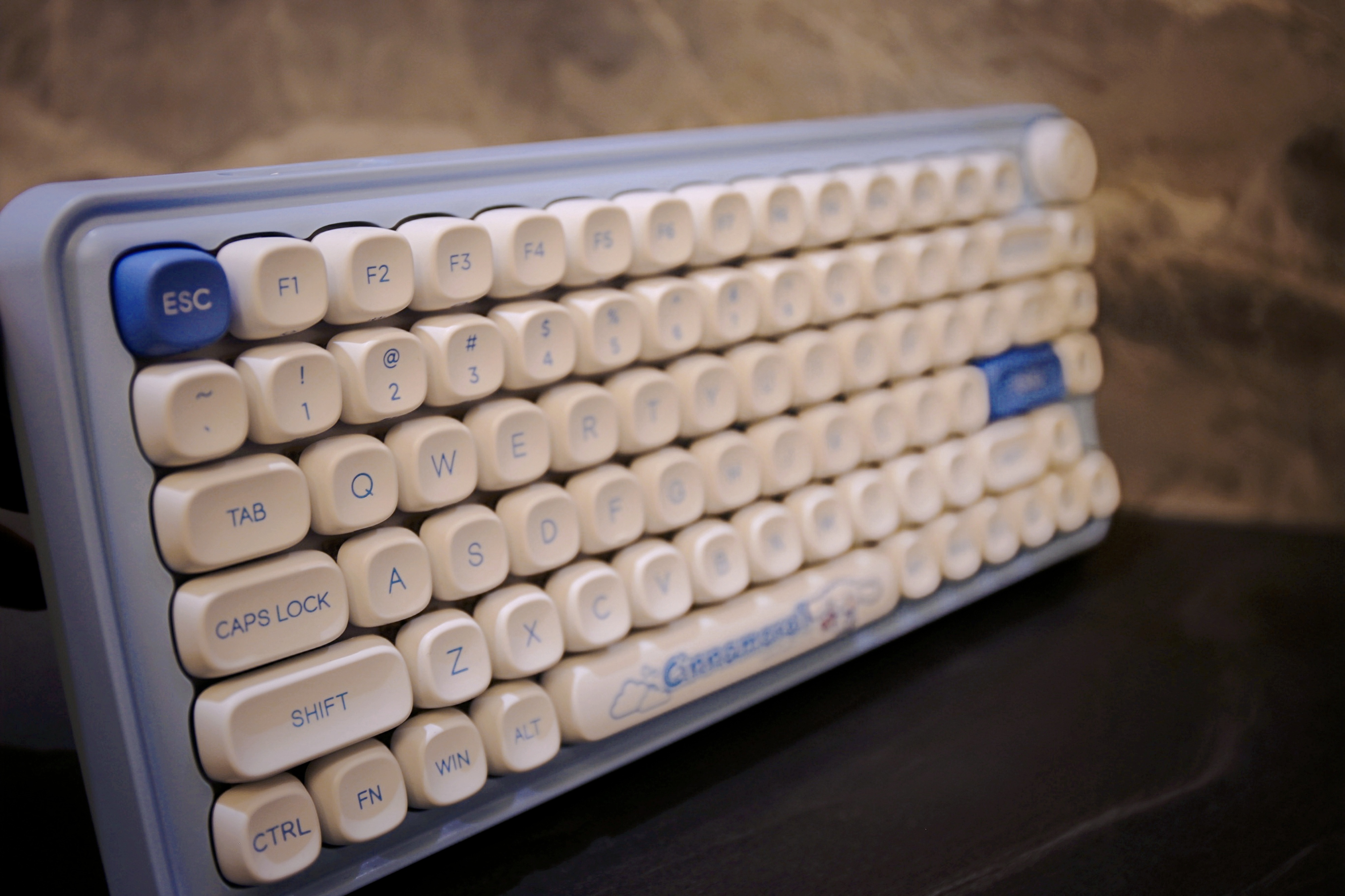 Mengli cures, enjoys tapping, Daryou Cinnamon Dog Custard Sugar ...