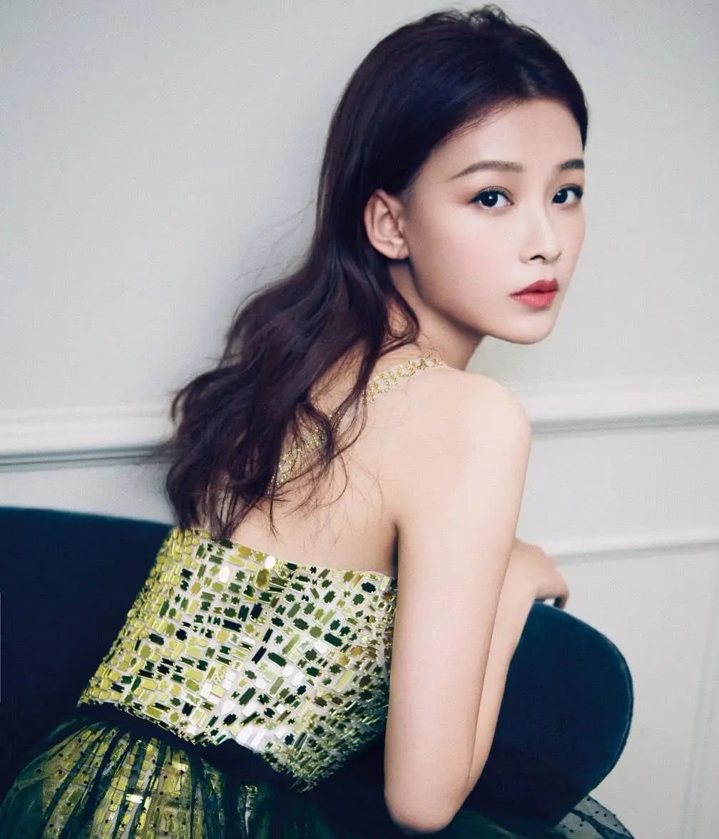 Sun Yi wears a umbilical dress and takes her baby shopping. Her 6-year ...