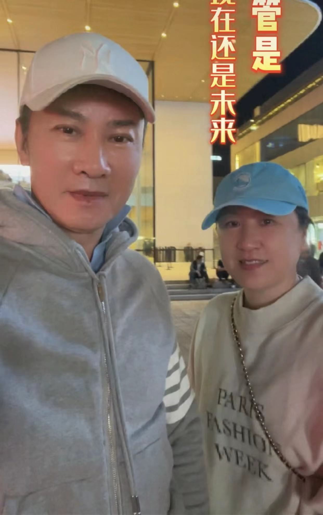 The 56-year-old singer Jiang Tao took a photo. His wife Wan Xiaomu has white teeth and red lips ...