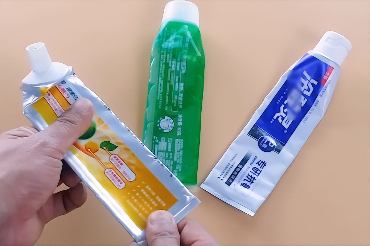 Don't throw away the used toothpaste skin, cut a few knives and put it ...