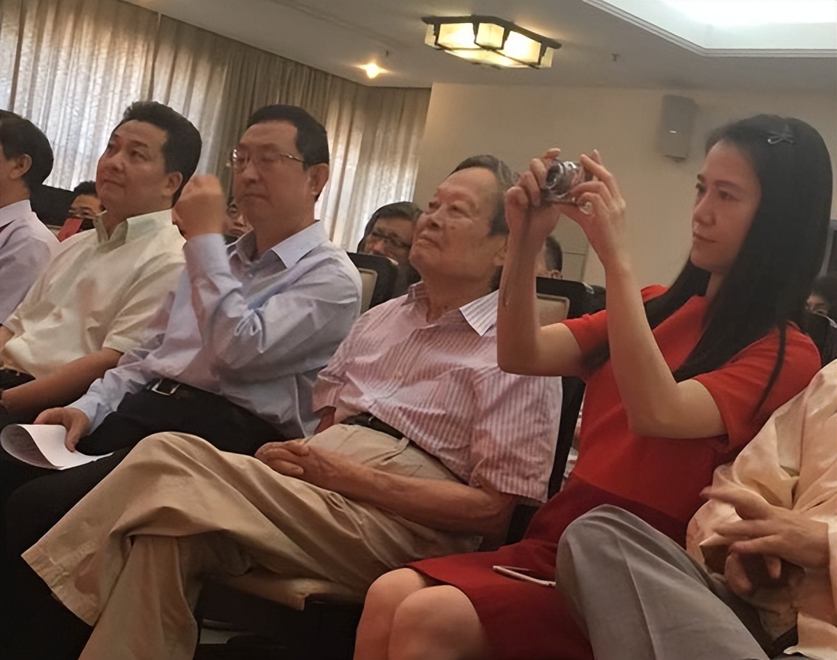 Yang Zhenning had a party with his friends, Weng Fan had a clean and ...