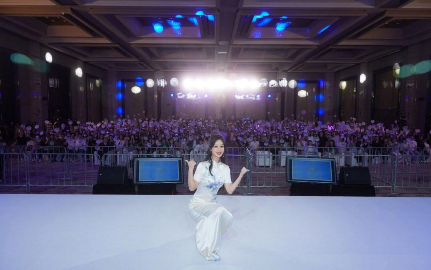 Yang Zi posted a white cheongsam photo on Weibo with half-up hair and ...