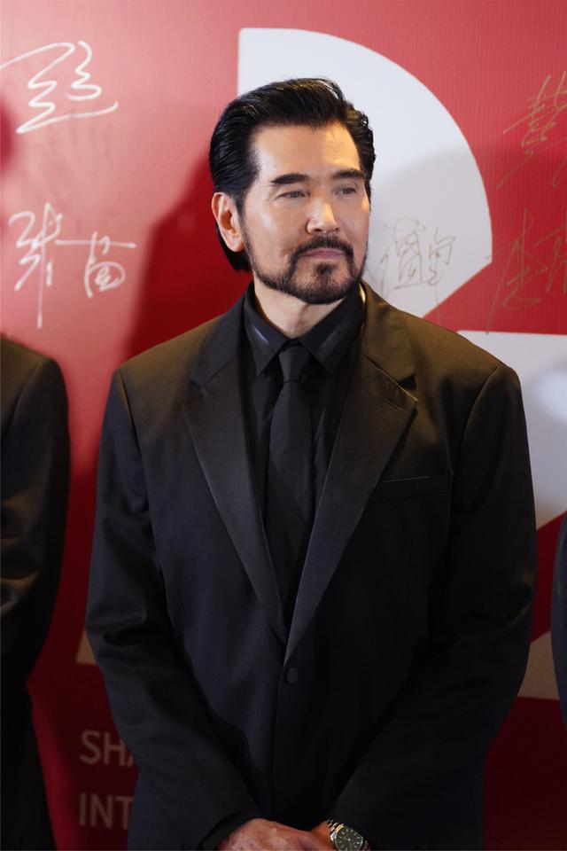 62-year-old Fei Xiang took off his clothes while filming "Fengshen ...