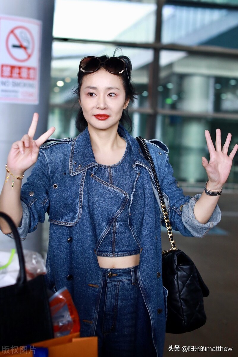 Gao Ye is chic and stylish in a denim outfit, looking super cute in the ...