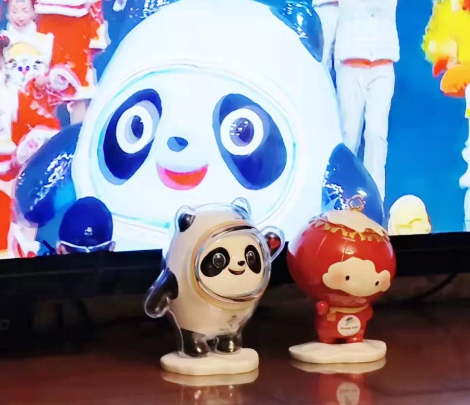 Bing Dundun, who was targeted by scalpers, had people queuing all night ...