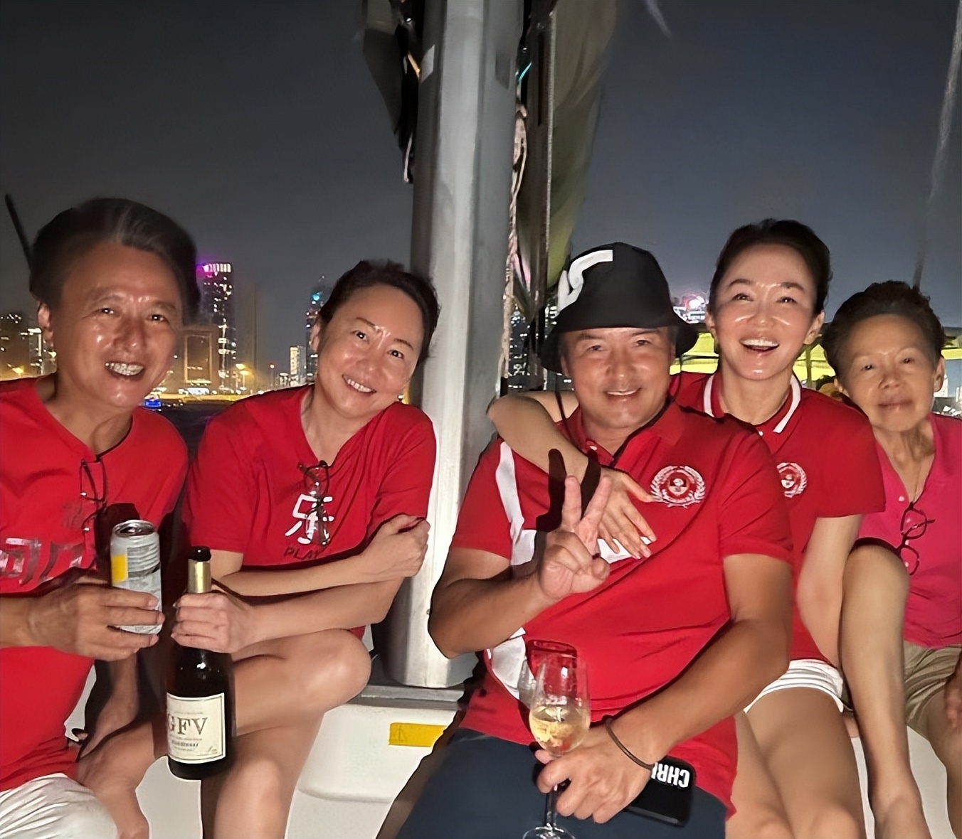 Fan Wenfang celebrates his son's birthday on the yacht!Hug and drink ...