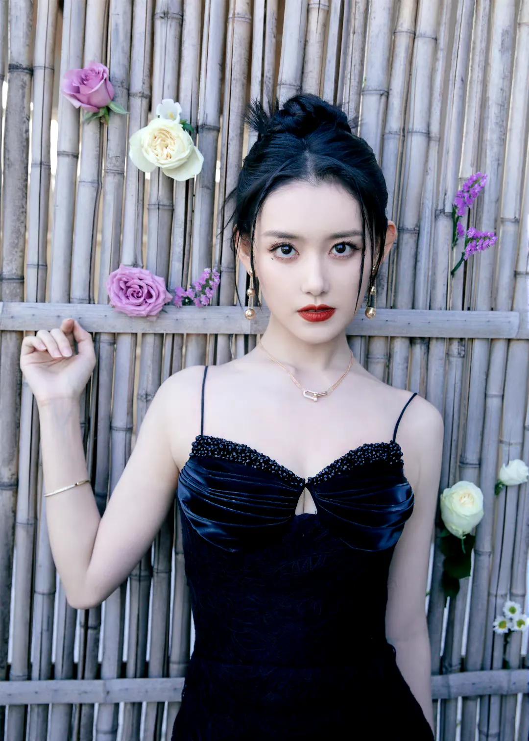 Jiang Yiyi Zhang Jingyi Zhou Jieqiong - iNEWS