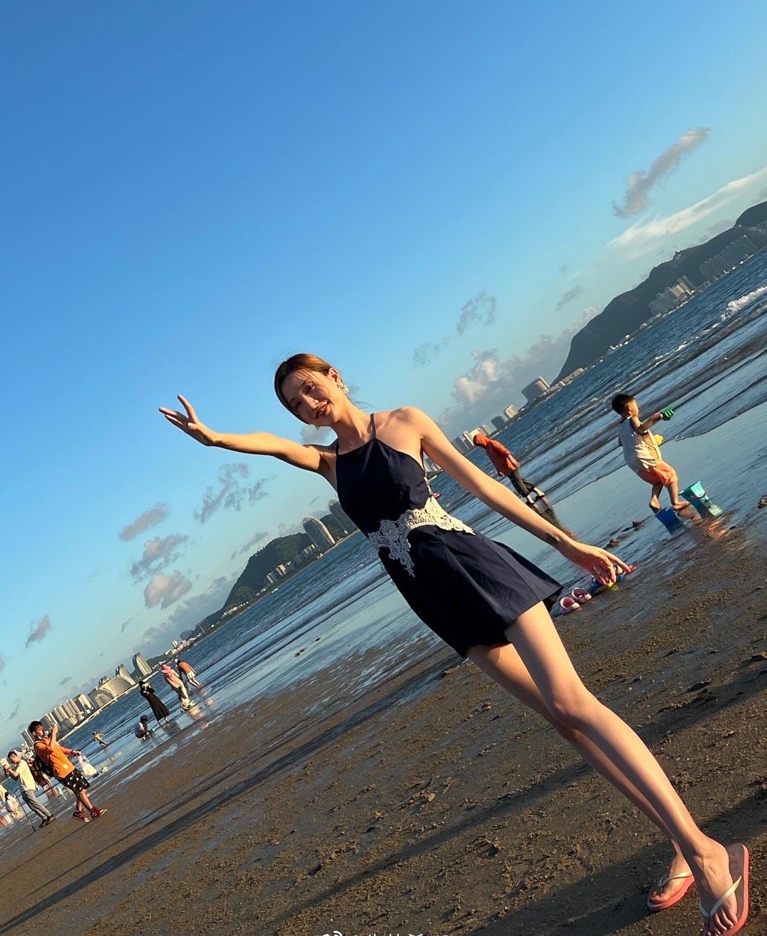 Young actress Zhu Jiaxi shares island travel photos, pure beautiful ...