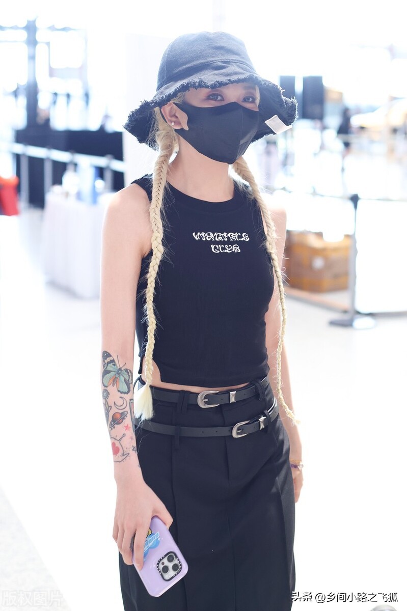 Naiwan appeared at Beijing Airport, all black fashion and cool - iNEWS