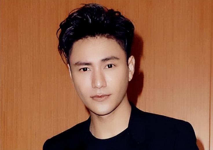 Chen Kun's 21-year-old son shows off Rolls-Royce! The appearance of the ...