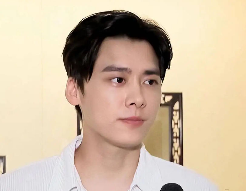 The male star surnamed Yue was reported by a well-known paparazzi, and ...