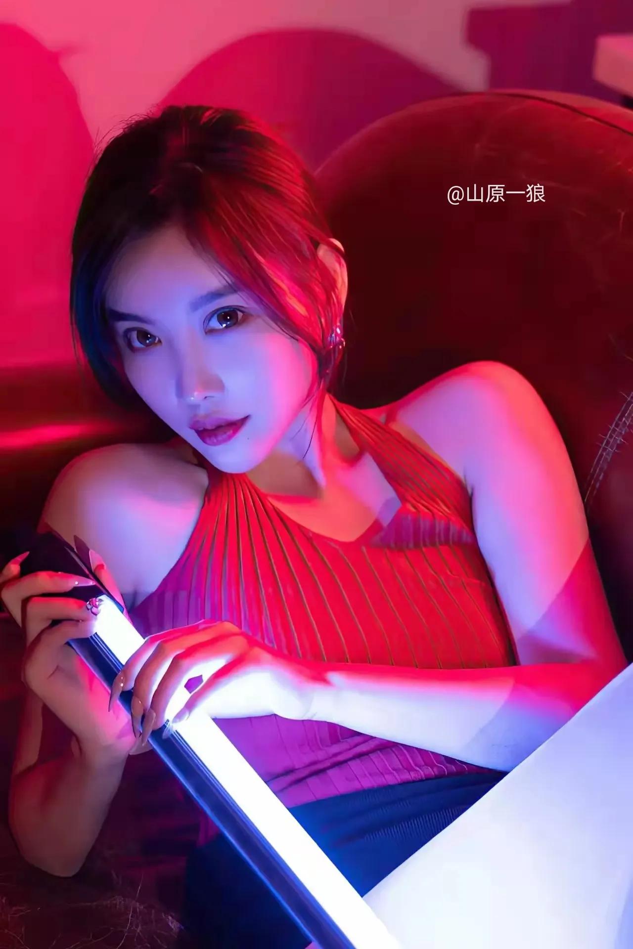 Yang Chenchen, the goddess of temperament - iNEWS