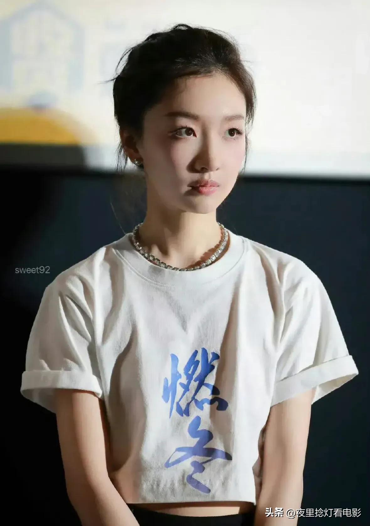 Zhou Dongyu has become more beautiful? The corners of the eyes are ...