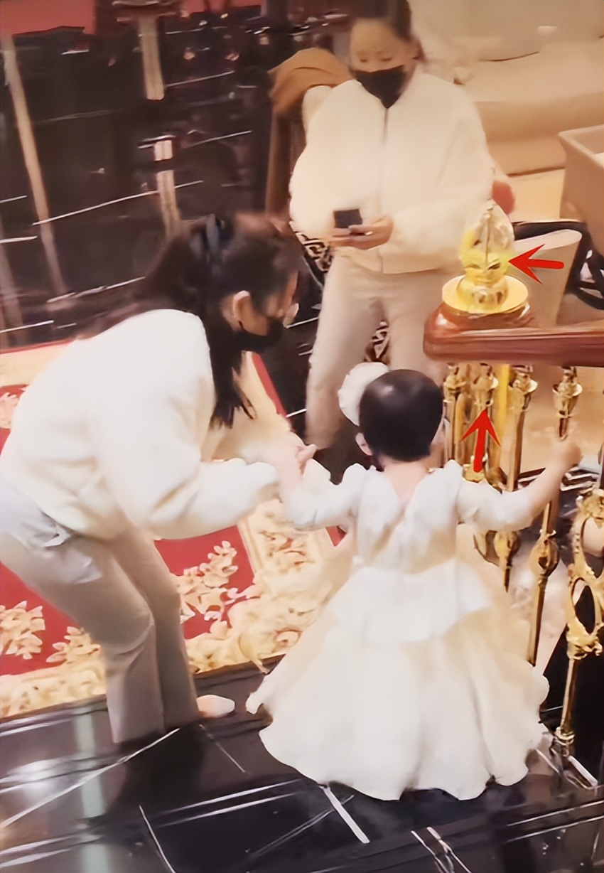 Liu Shikun is 81 years old and has a daughter. The little princess is ...