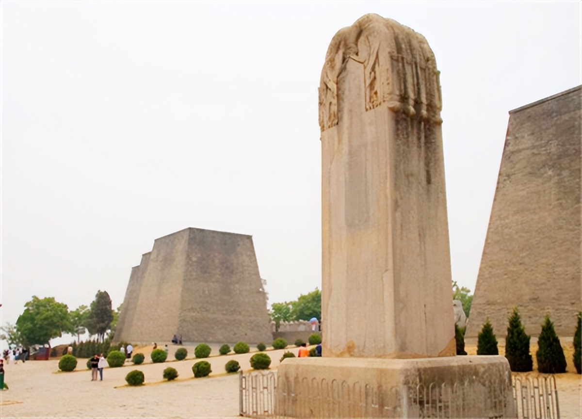 The 61 headless stone figures in front of Wu Zetian's tomb were ...