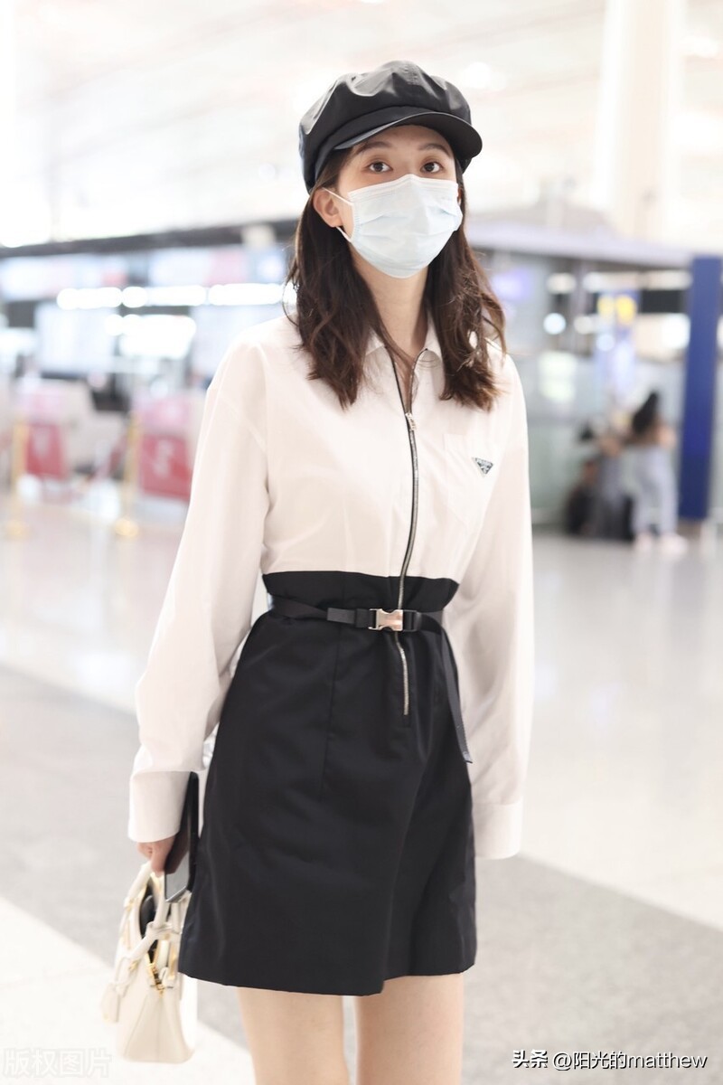 Qiao Xin looks graceful in a skirt and is very cute while taking photos ...