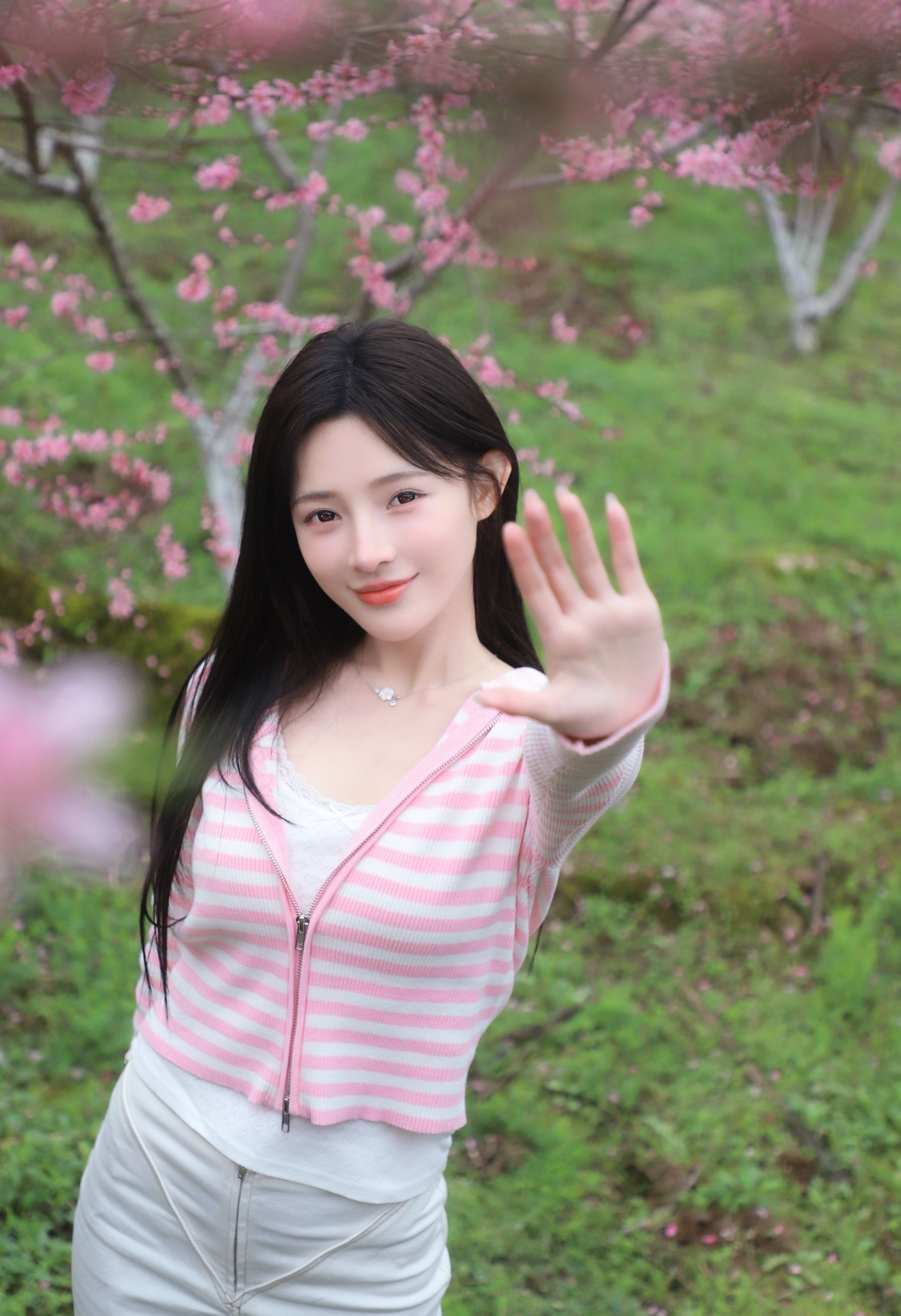 Wang Xiaoxiao's flowing long hair and sweet smile photo - iMedia